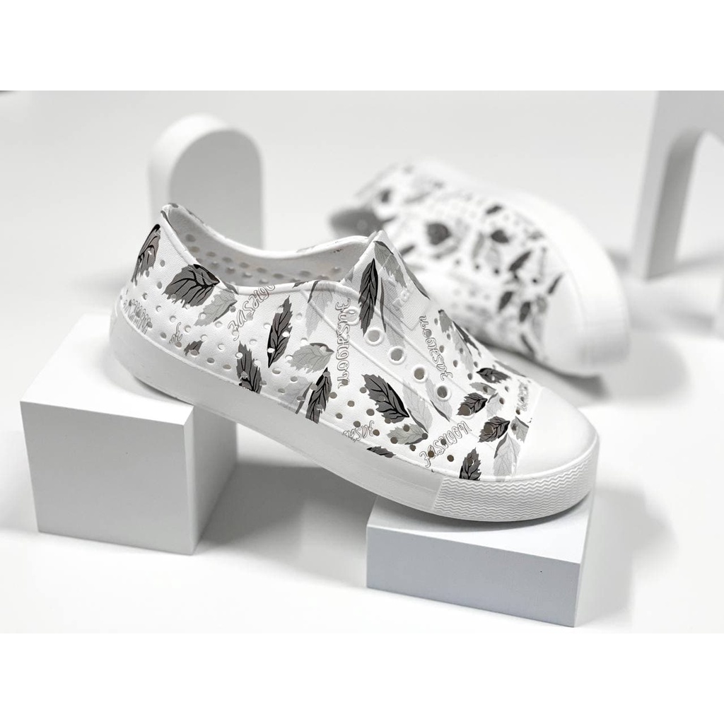 Giày Nhựa Native Phun Sơn, Giày Nam, Giày Nữ, Giày Đi Mưa tại TP. Hồ ...