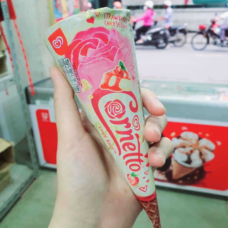 Mua (HỎA TỐC) KEM ỐC QUẾ HOA HỒNG DÂU PHÔ MAI WALL'S CORNETTO ...