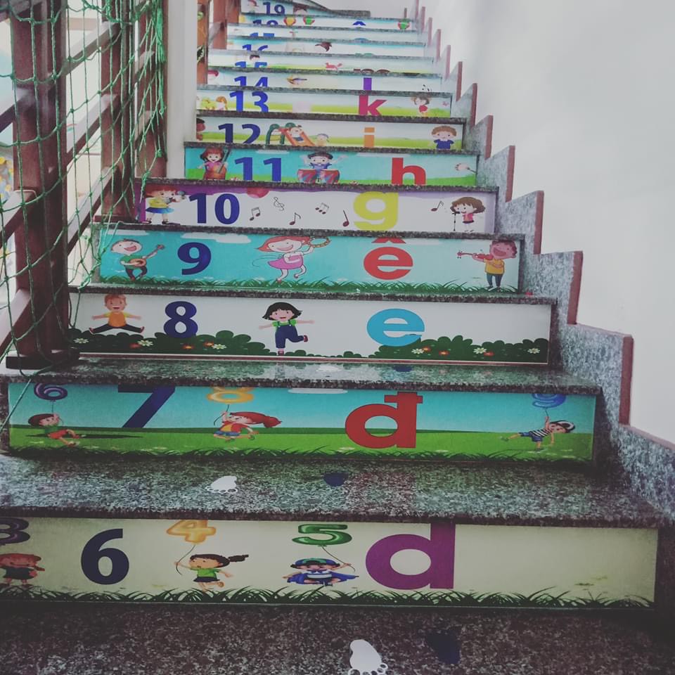 Bộ sưu tập trang trí bậc cầu thang mầm non đáng yêu và an toàn