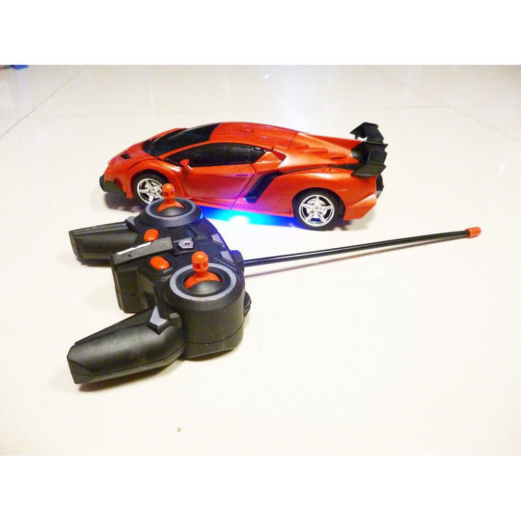 Xe oto điều khiển biến hình thành Rôbot – Đồ chơi trẻ em