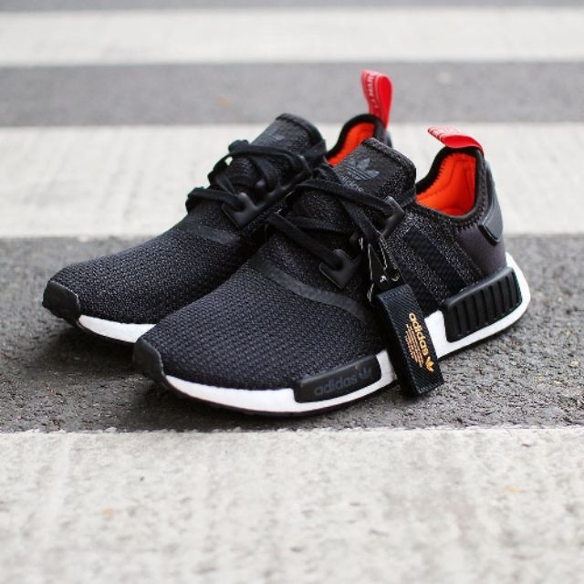 NMD R1 All Black: Sự lựa chọn hoàn hảo cho phong cách thời trang của ...