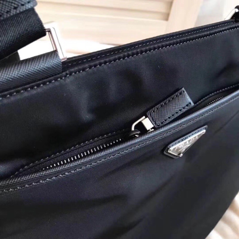 Mua túi cặp đeo chéo logo đính tam giác prada giá rẻ nhất | TecKi.Vn