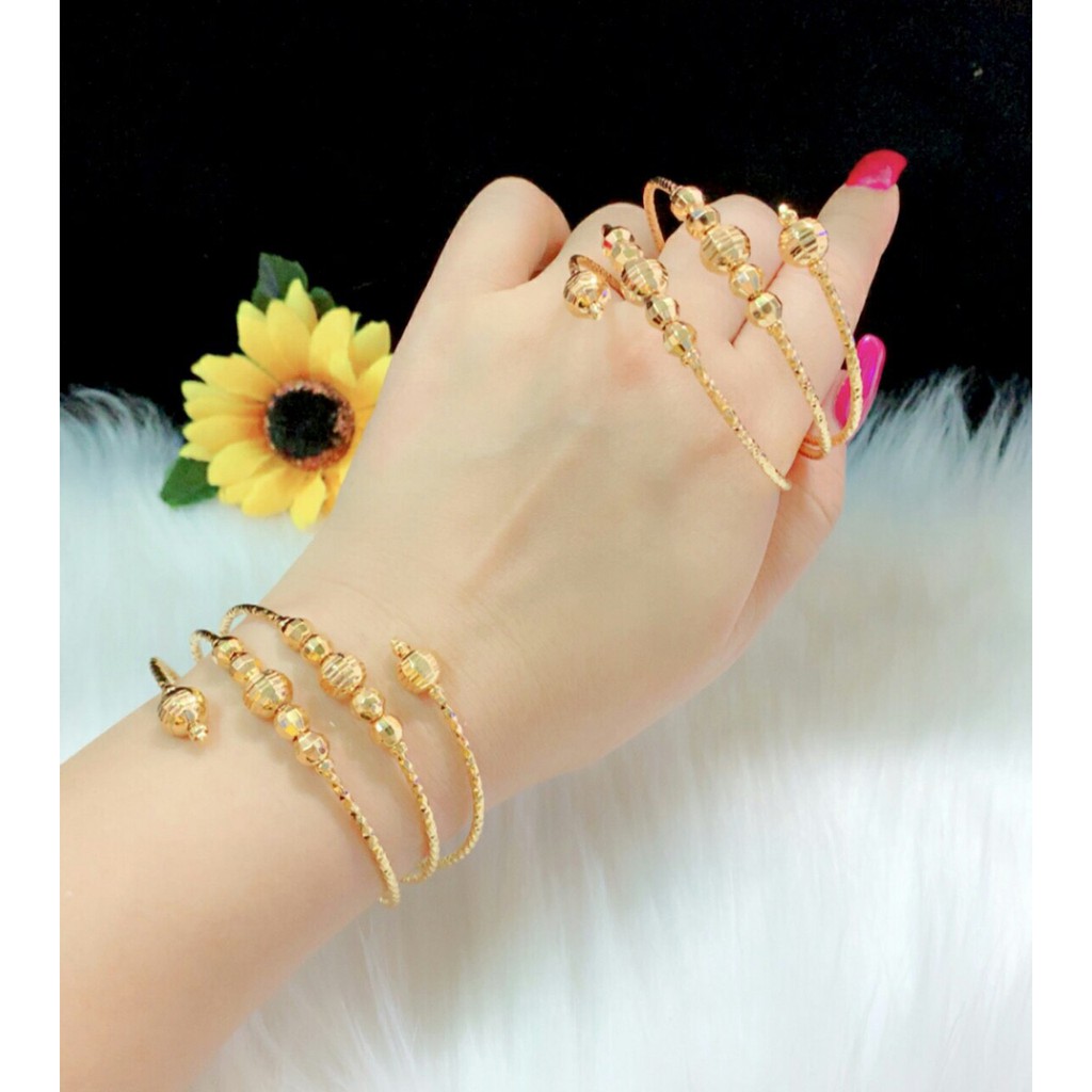Tổng hợp vòng lò xo vàng 18k giá bao nhiêu và cách mix đồ thời trang